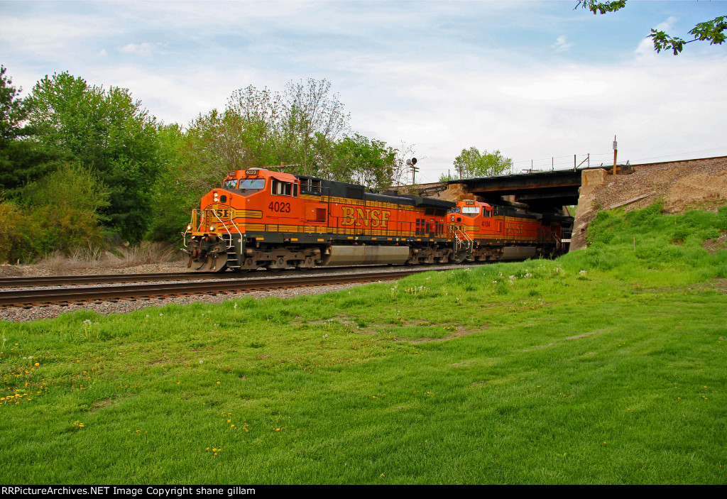 BNSF 4023 Drag's a stack train Wb,